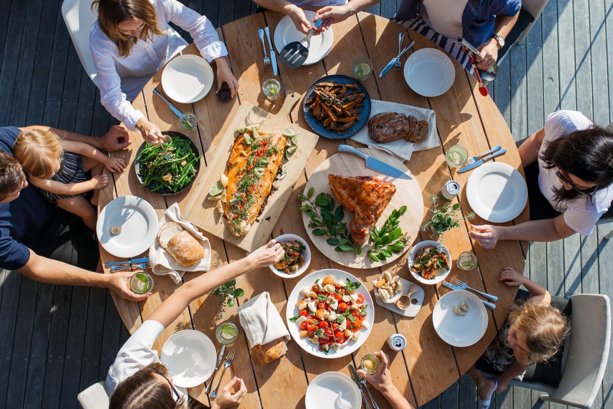 How to Have Fun Dining With Friends or Eating Out | Story Balloon